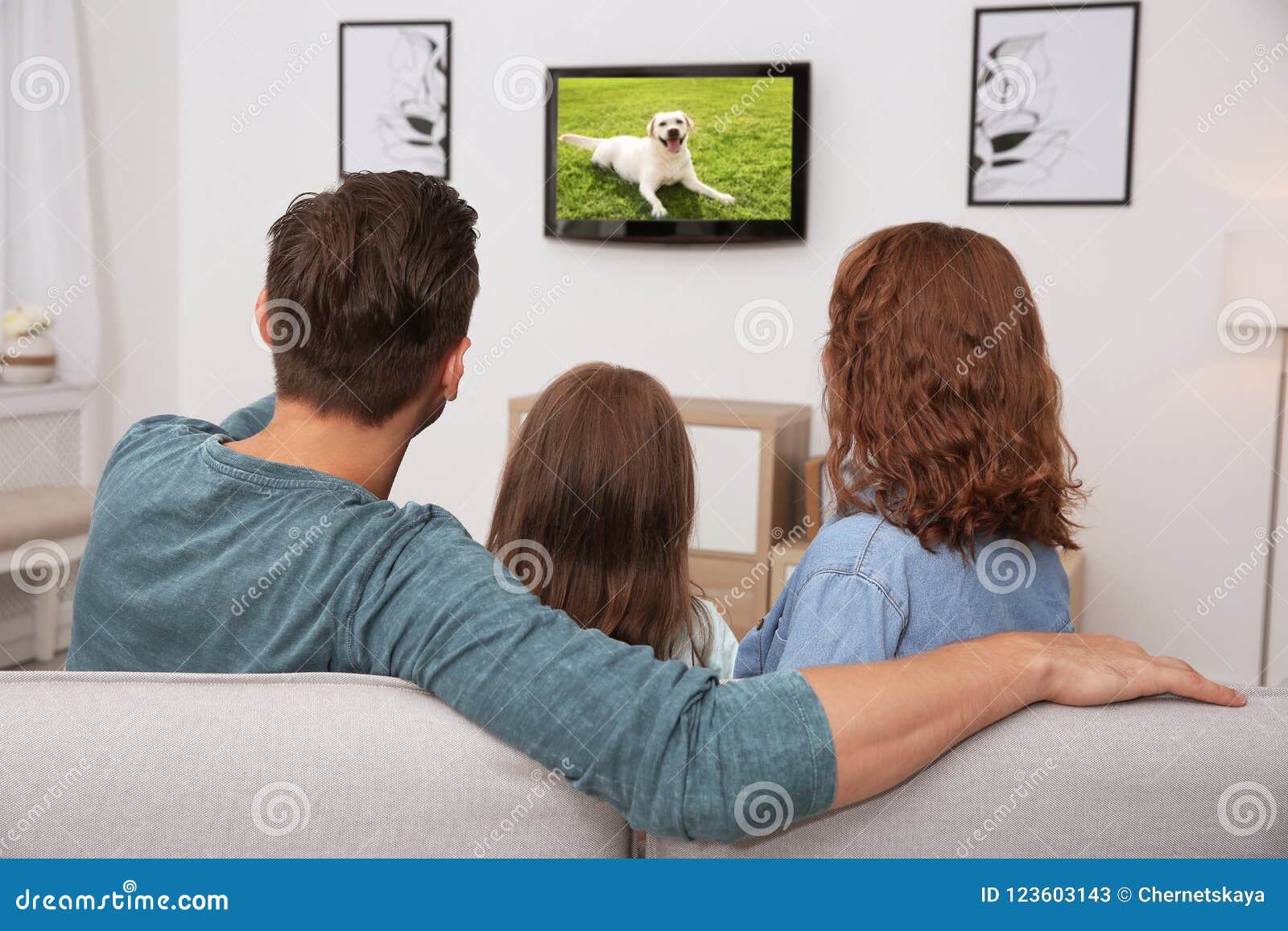 Famiglia Che Guarda TV Sul Sofà Immagine Stock - Immagine di bambino ...