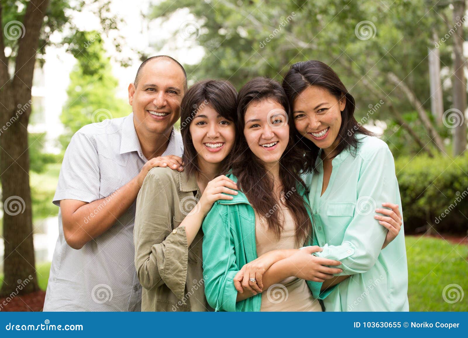 Famiglia Della Corsa Mista Che Ride E Che Huging Immagine Stock ... Famiglia Della Corsa Mista Che Ride E Che Huging Immagine Stock ...