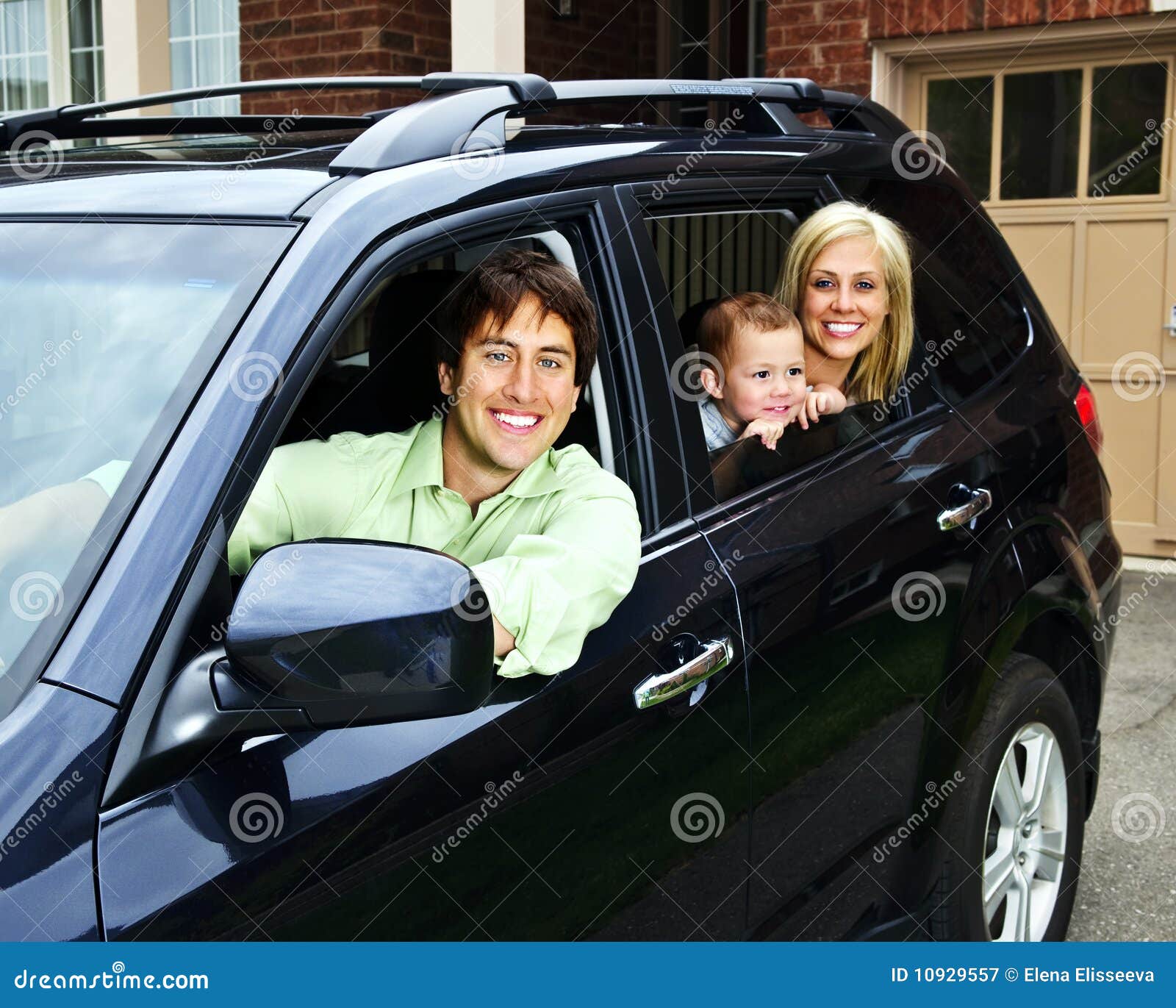 Famiglia Felice in Automobile Immagine Stock - Immagine di femmina ...