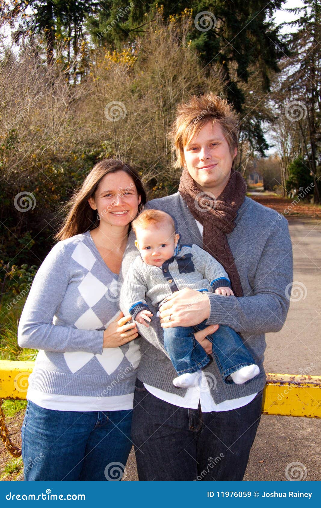 Famiglia moderna immagine stock. Immagine di ragazza - 11976059