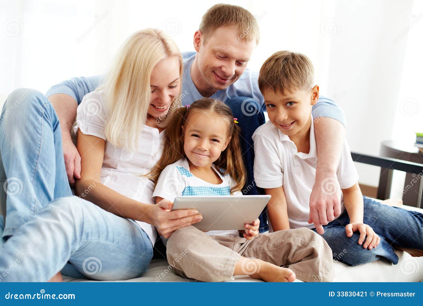 Famiglia moderna immagine stock. Immagine di persona - 33830421