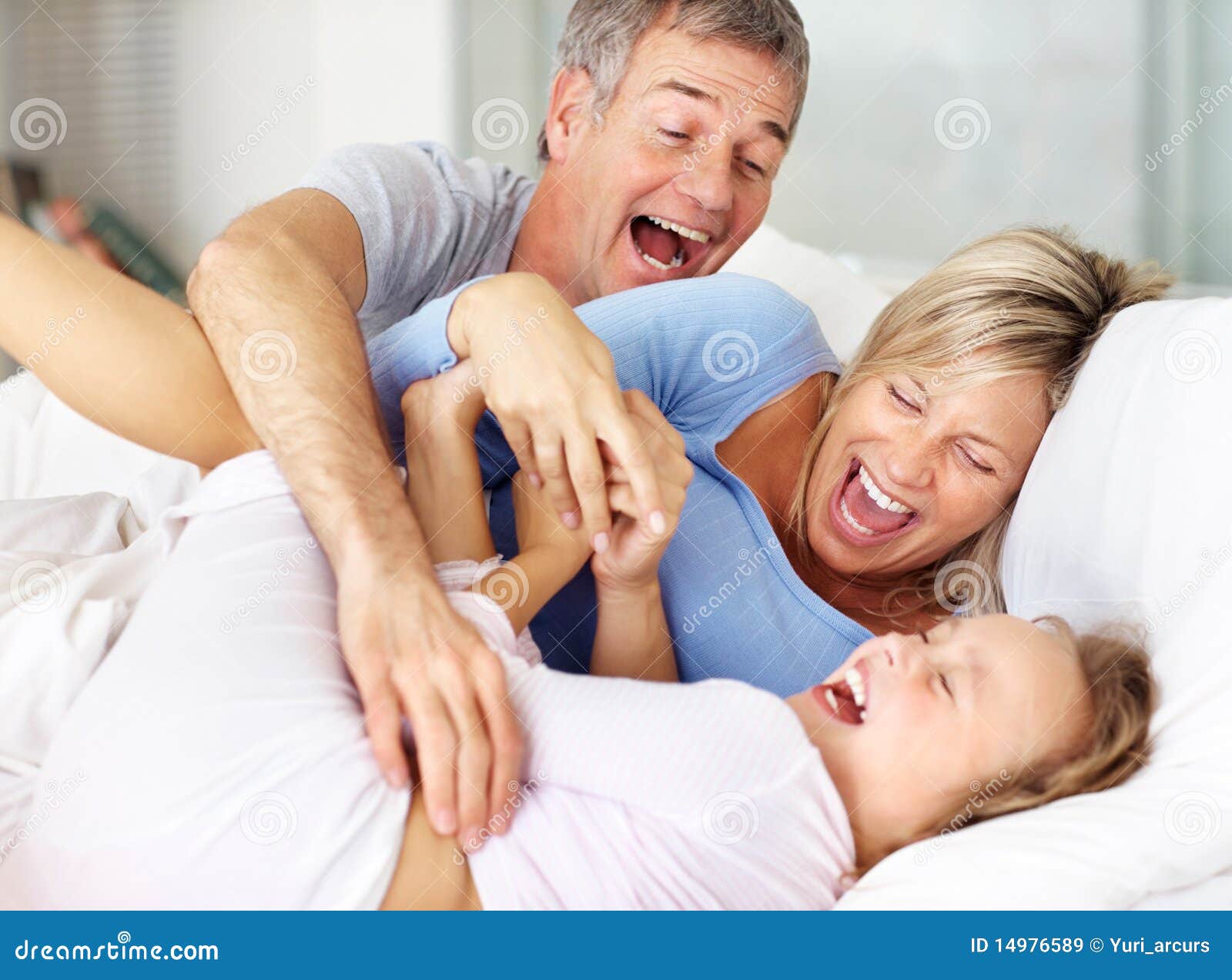 Famiglia Moderna Che Si Gode Di Sulla Base Immagine Stock - Immagine di ...