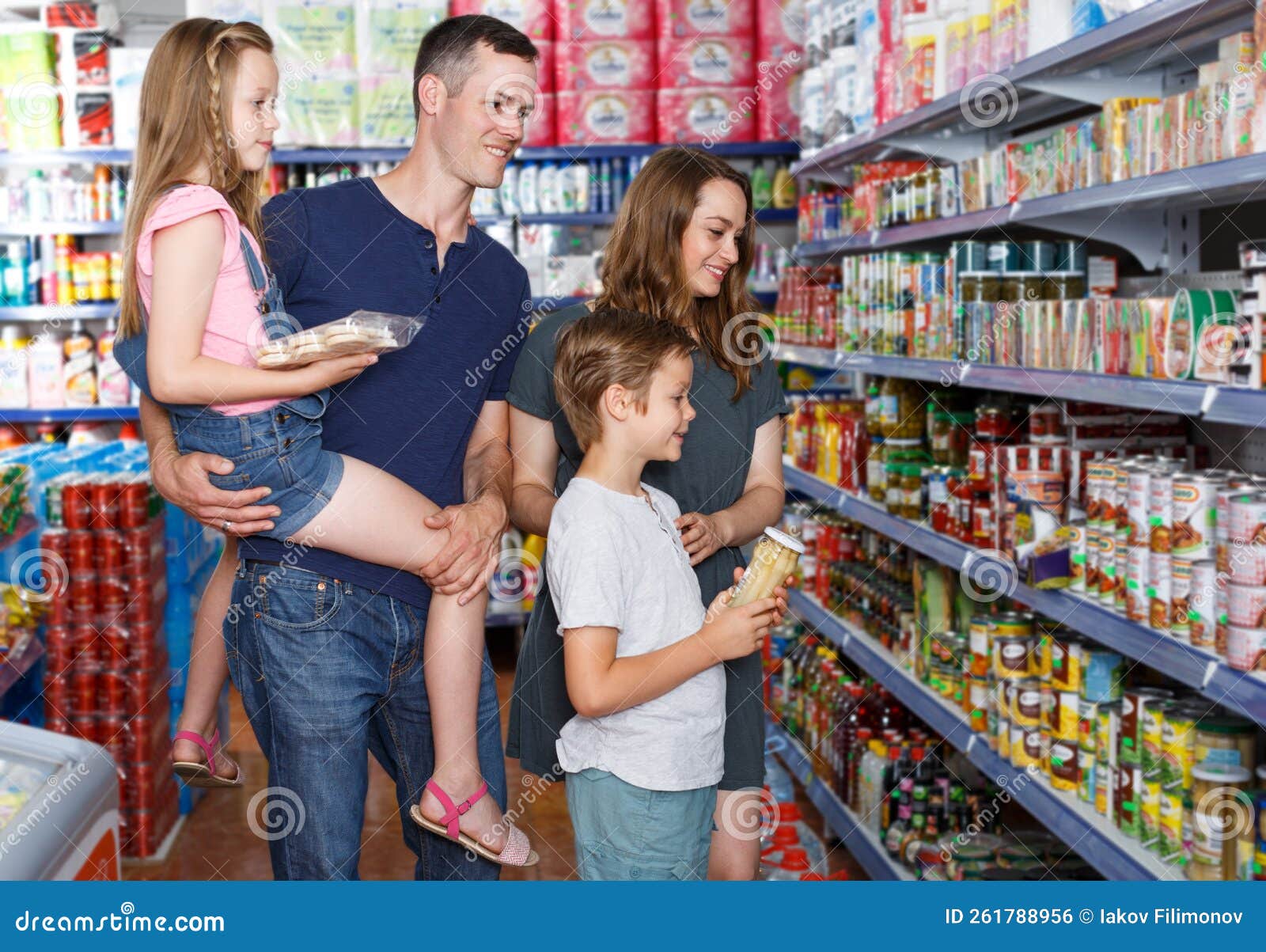 Familia Comprando Alimentos En Supermercado Foto De Archivo Imagen De Mercado Consumerismo