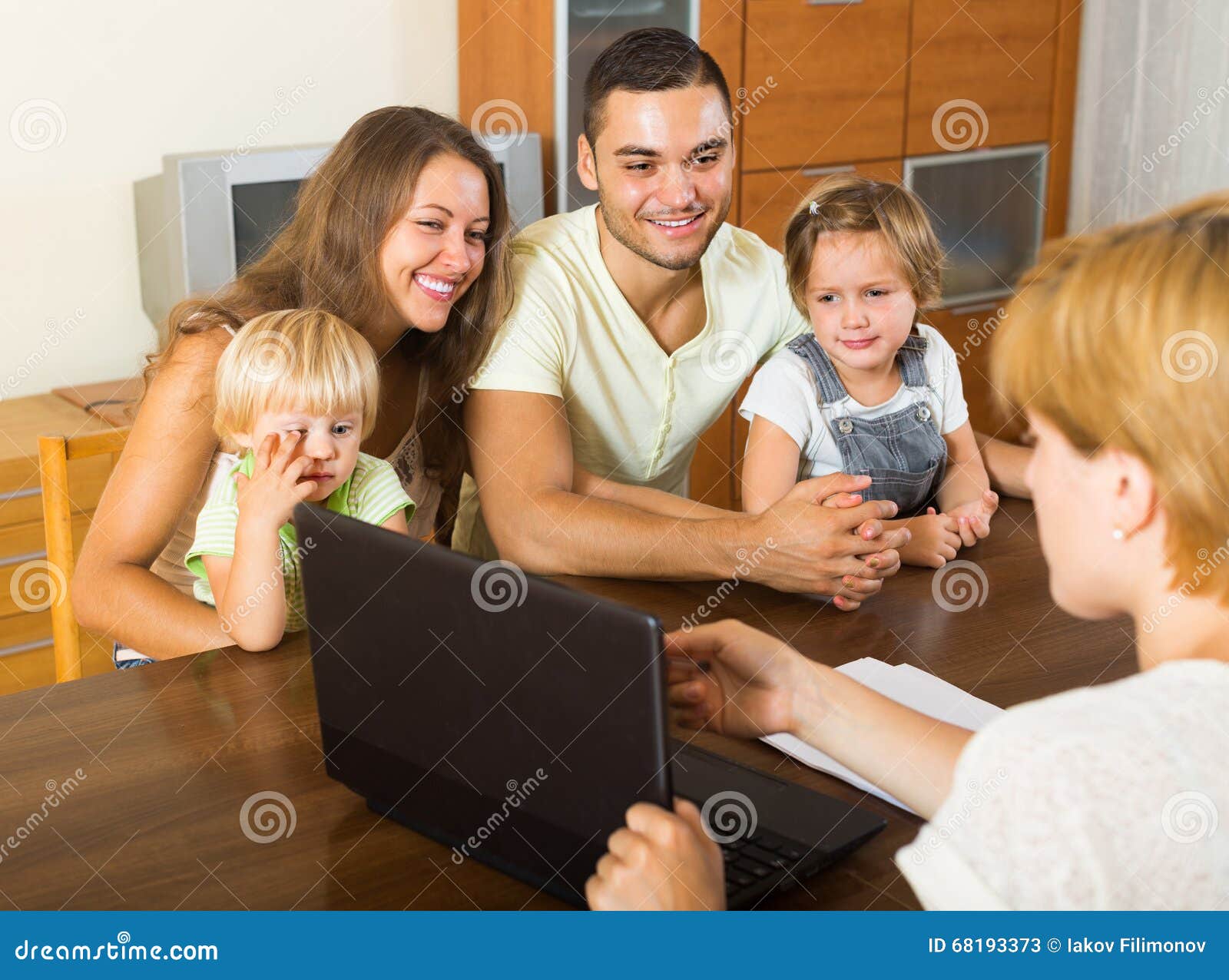 Familia Con El Asistente Social Imagen de archivo - Imagen de hija ...
