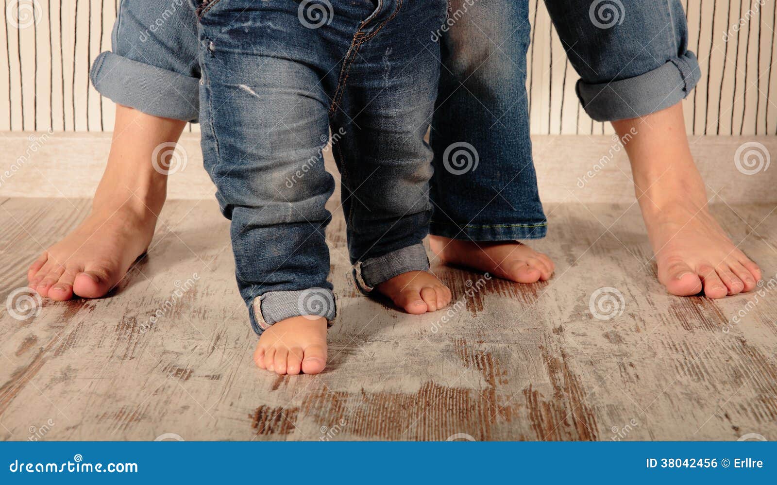 Familia descalza foto de archivo. Imagen de salud, piernas - 38042456