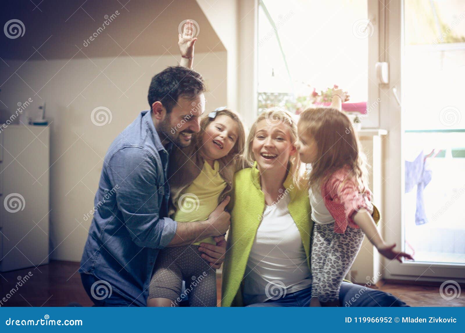 Familia en abrazo foto de archivo. Imagen de muchachas - 119966952