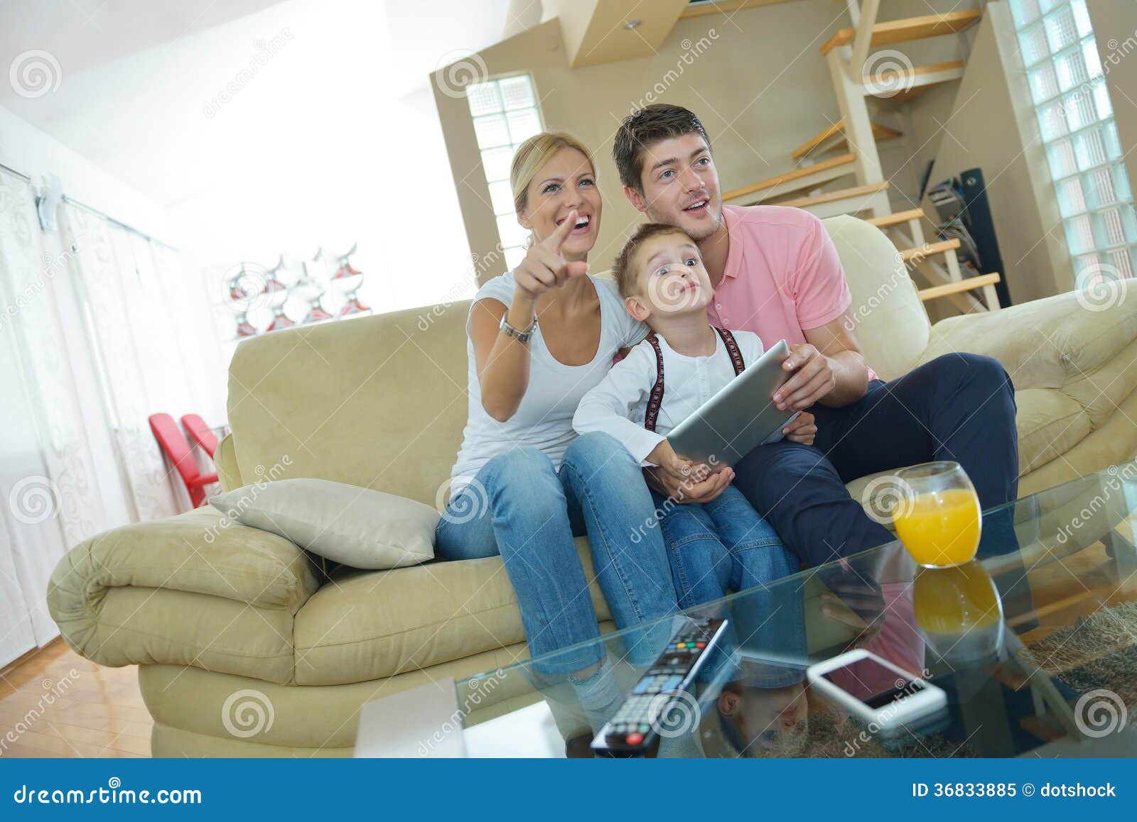 Familia En Casa Usando La Tableta Imagen de archivo - Imagen de feliz ...