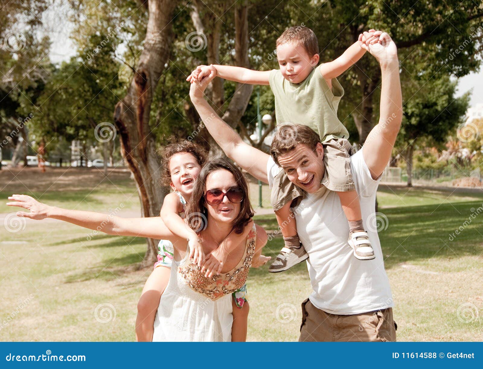 Familia en el parque foto de archivo. Imagen de alegre - 11614588