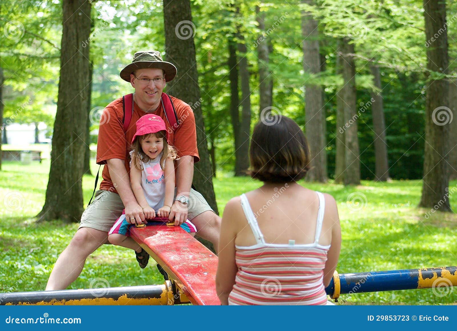 Familia en un parque imagen de archivo. Imagen de madre - 29853723