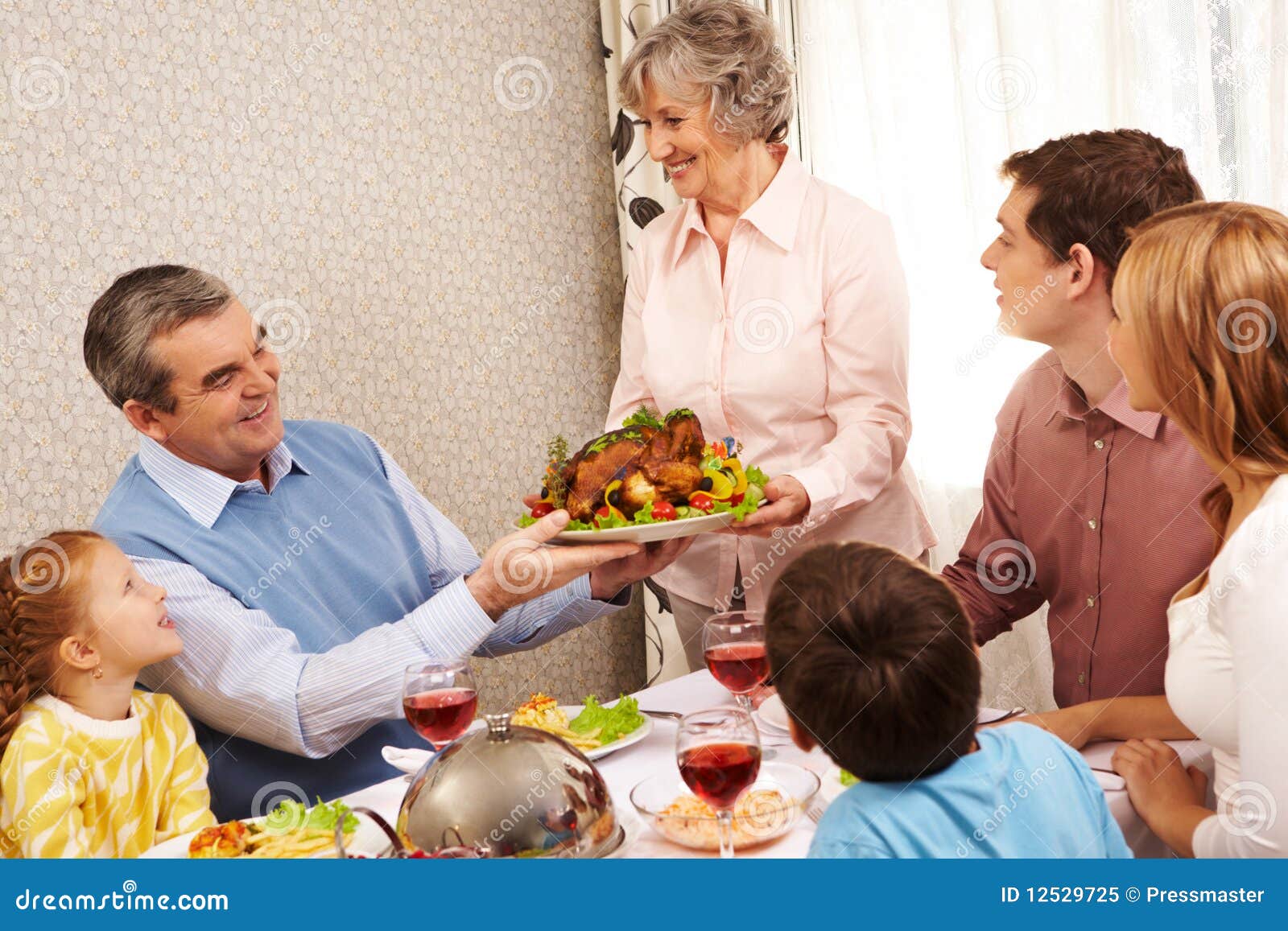 Familia en la cena imagen de archivo. Imagen de cocinado - 12529725