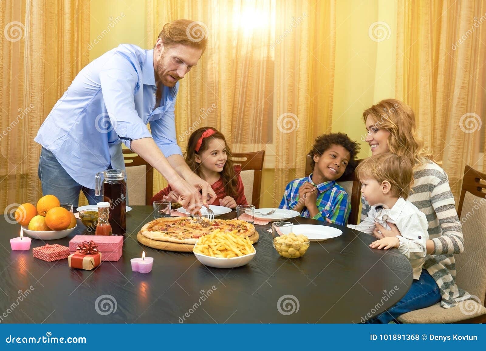 Familia En La Mesa De Comedor Foto de archivo - Imagen de pizza, casero ...