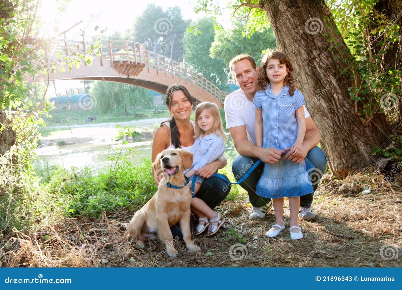 Familia En La Naturaleza Al Aire Libre Con El Perro Imagen de archivo ... Familia En La Naturaleza Al Aire Libre Con El Perro Imagen de archivo ...