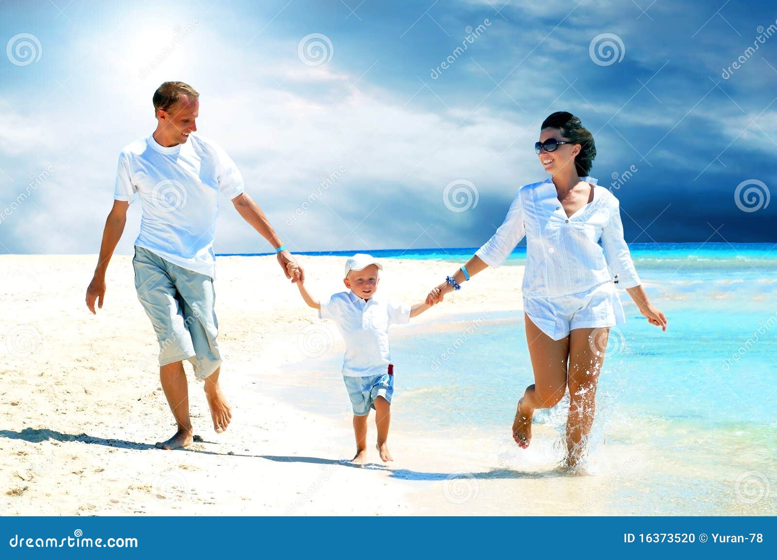 Familia En La Playa Foto de archivo - Imagen: 16373520