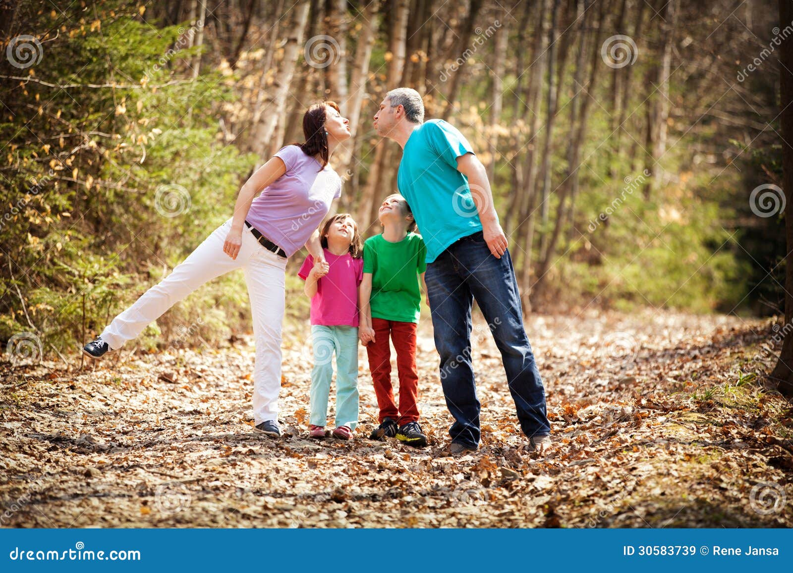 Familia en paseo imagen de archivo. Imagen de padres - 30583739