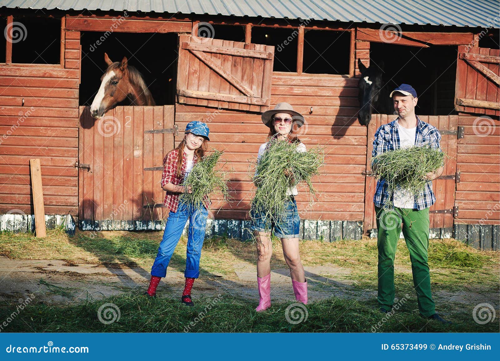Familia en rancho imagen de archivo. Imagen de rancho - 65373499