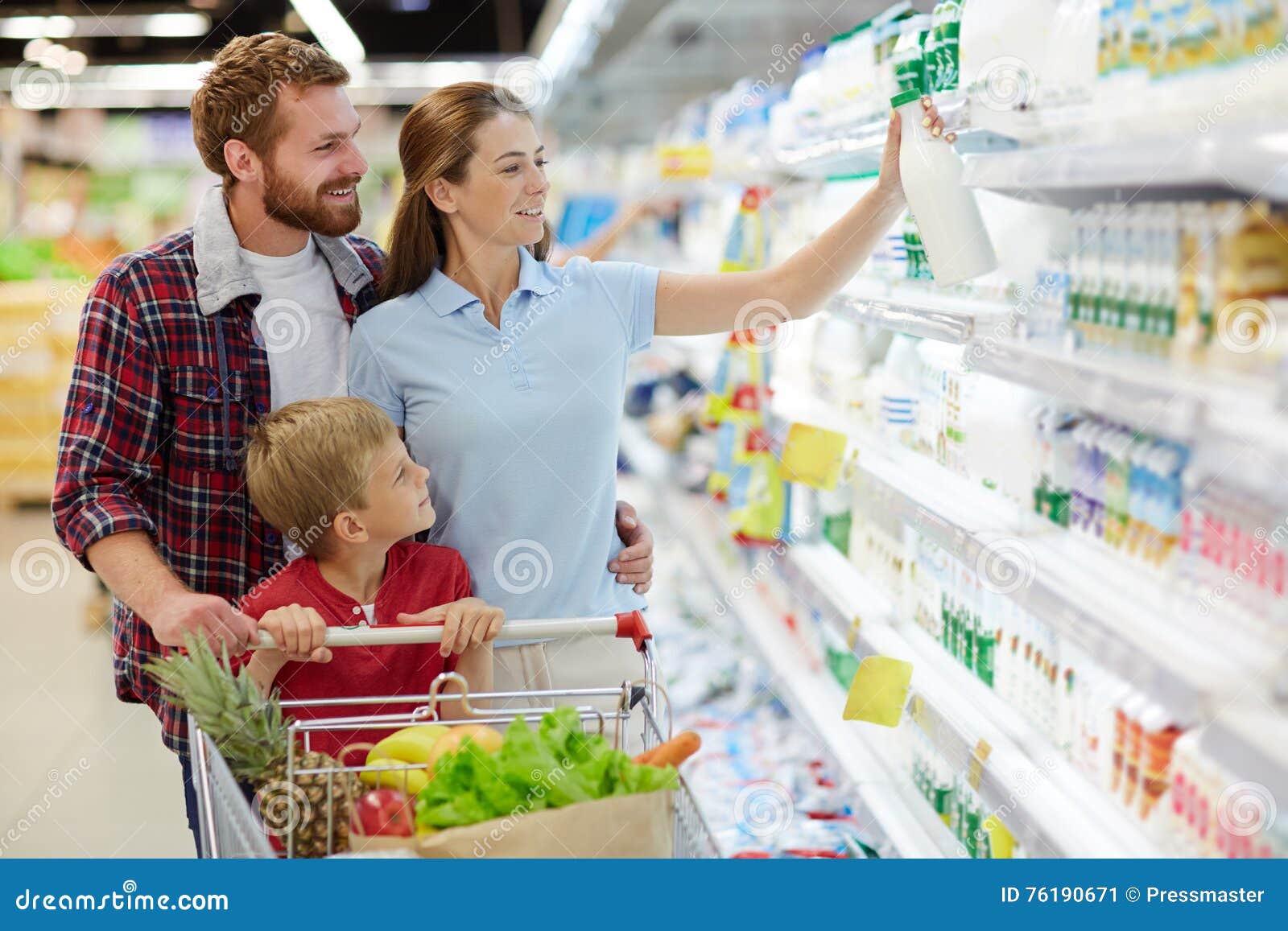 Familia En Supermercado Imagen De Archivo Imagen De Supermercado 76190671