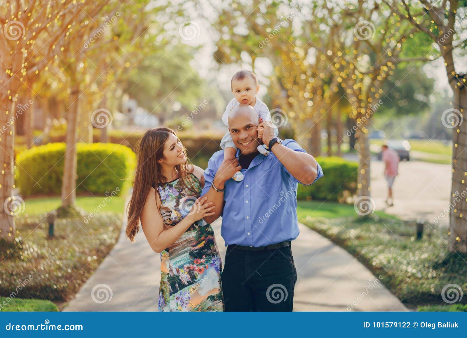 Familia en un paseo foto de archivo. Imagen de feliz - 101579122