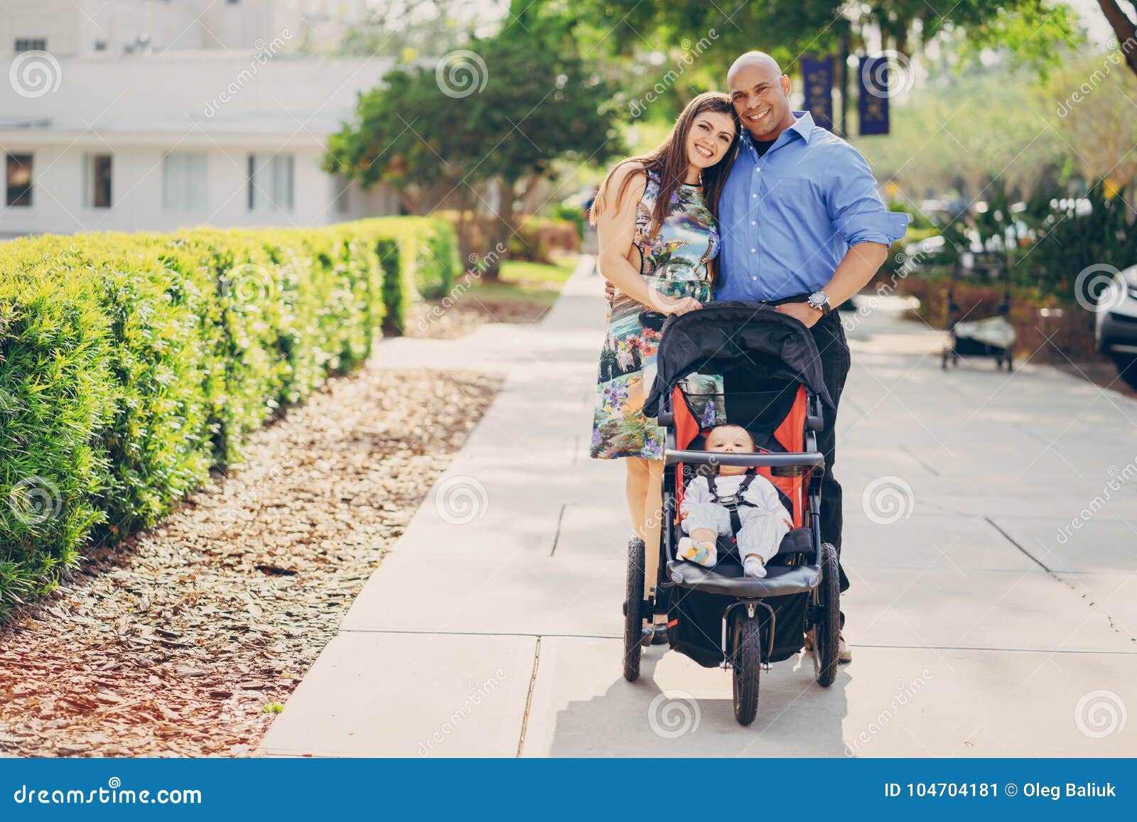 Familia en un paseo imagen de archivo. Imagen de retrato - 104704181