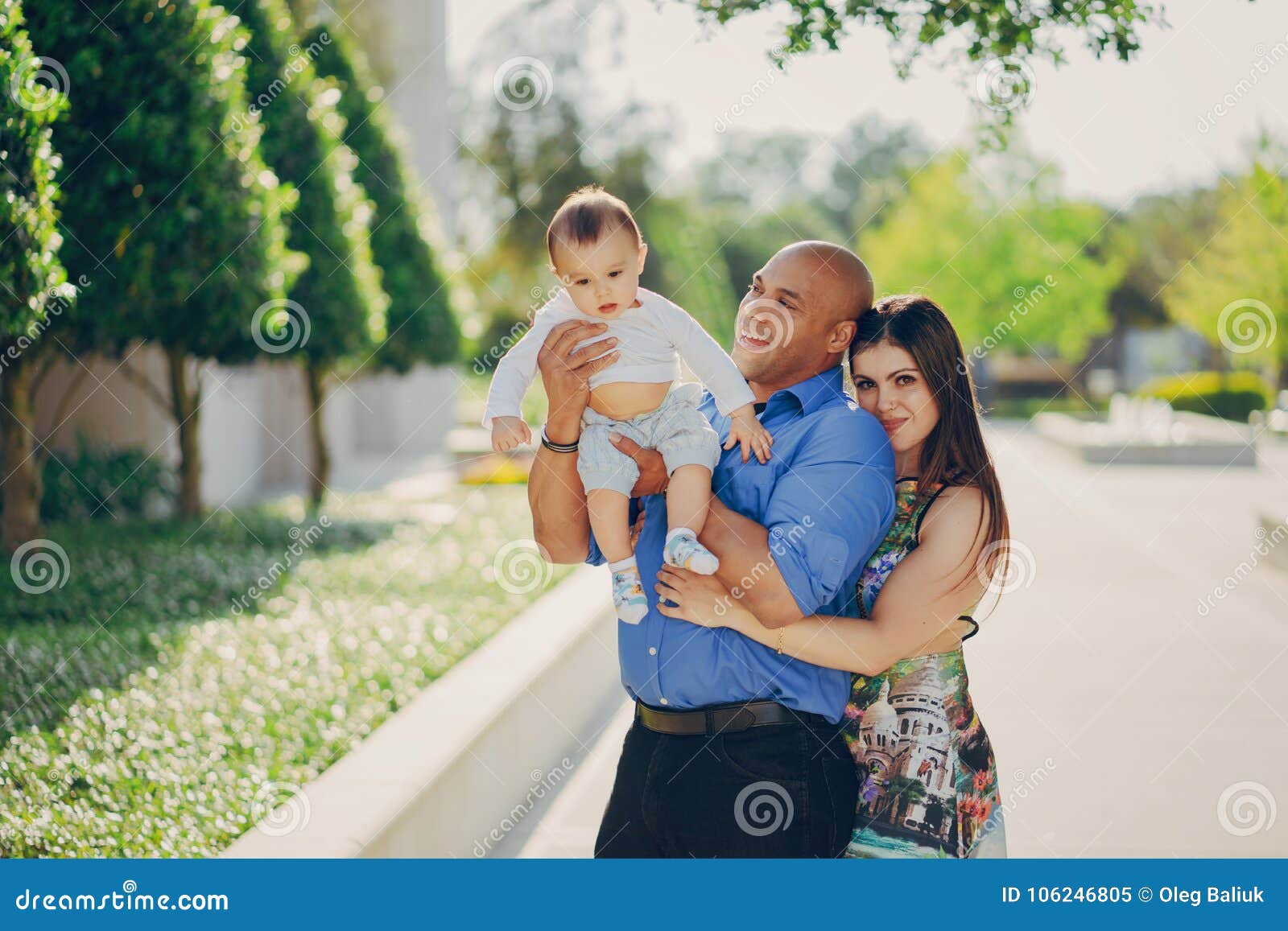 Familia en un paseo imagen de archivo. Imagen de retrato - 106246805