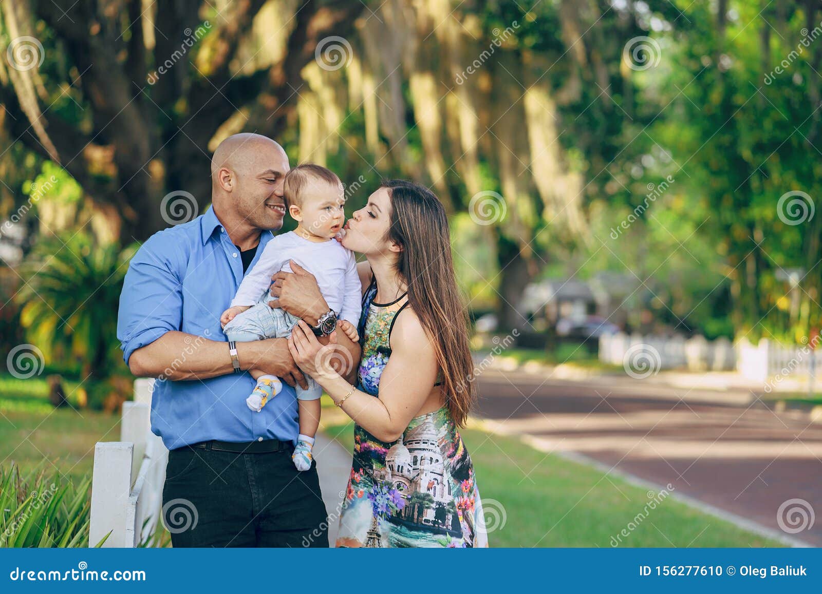 Familia en un paseo foto de archivo. Imagen de exterior - 156277610
