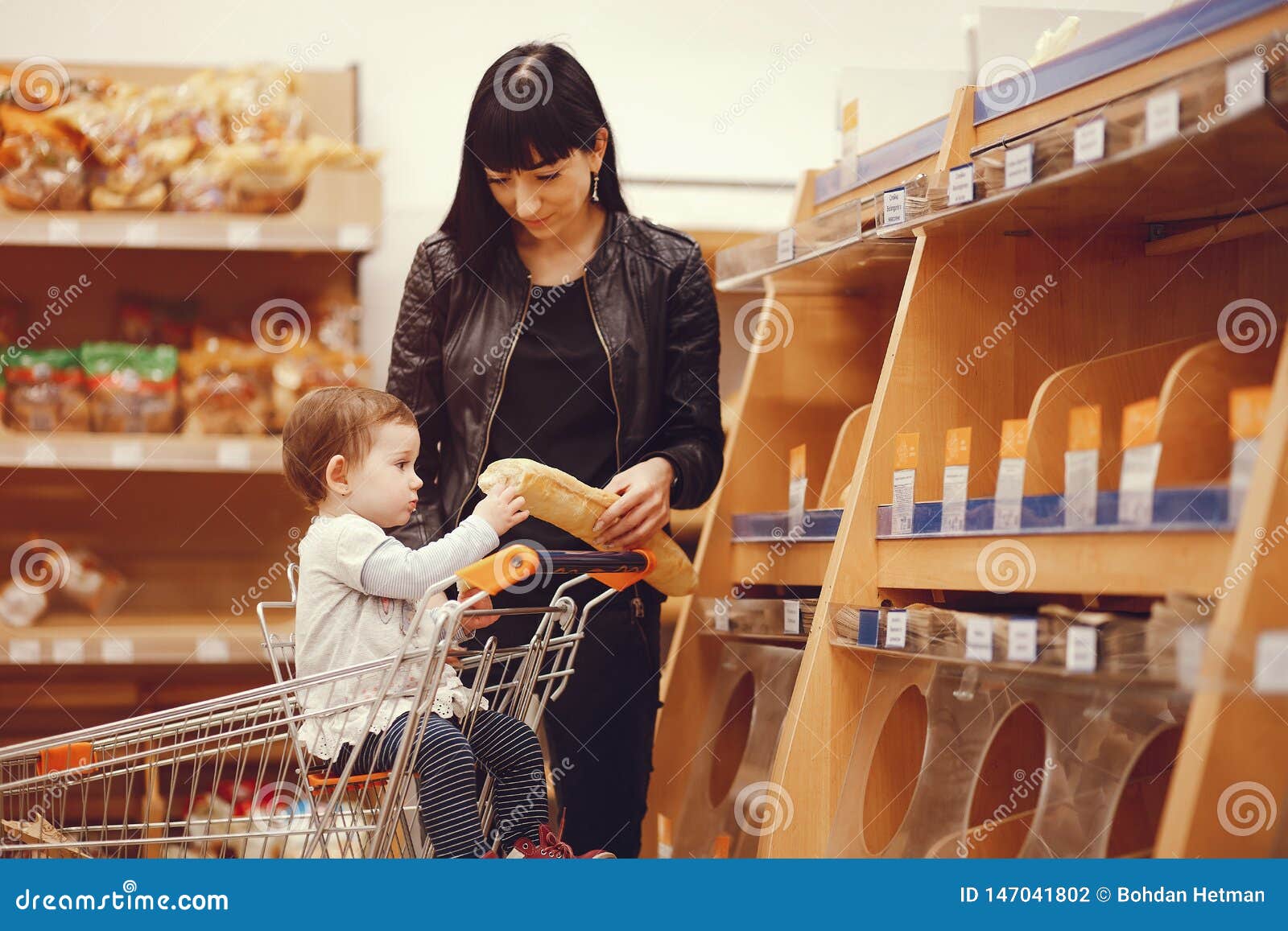 Familia En Un Supermercado Foto De Archivo Imagen De Mama 147041802