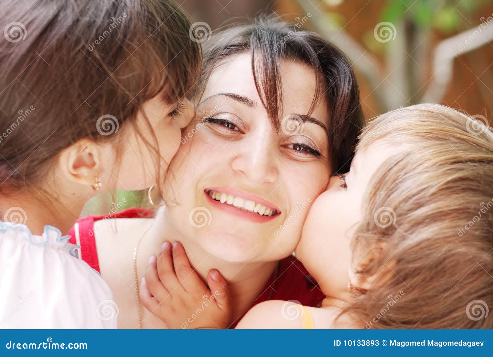 Familia feliz imagen de archivo. Imagen de momia, hijas - 10133893