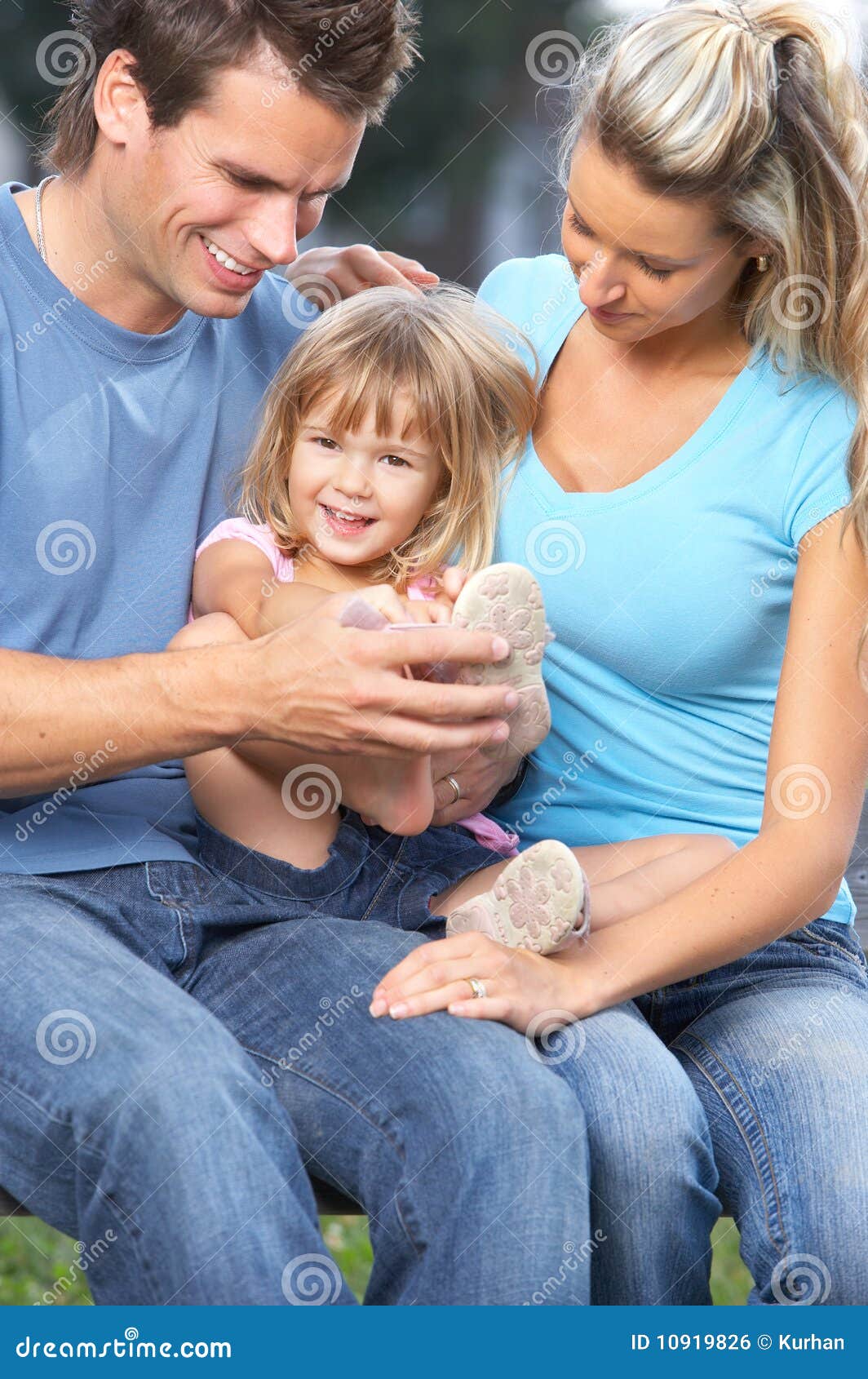 Familia feliz foto de archivo. Imagen de paternidad, mama - 10919826
