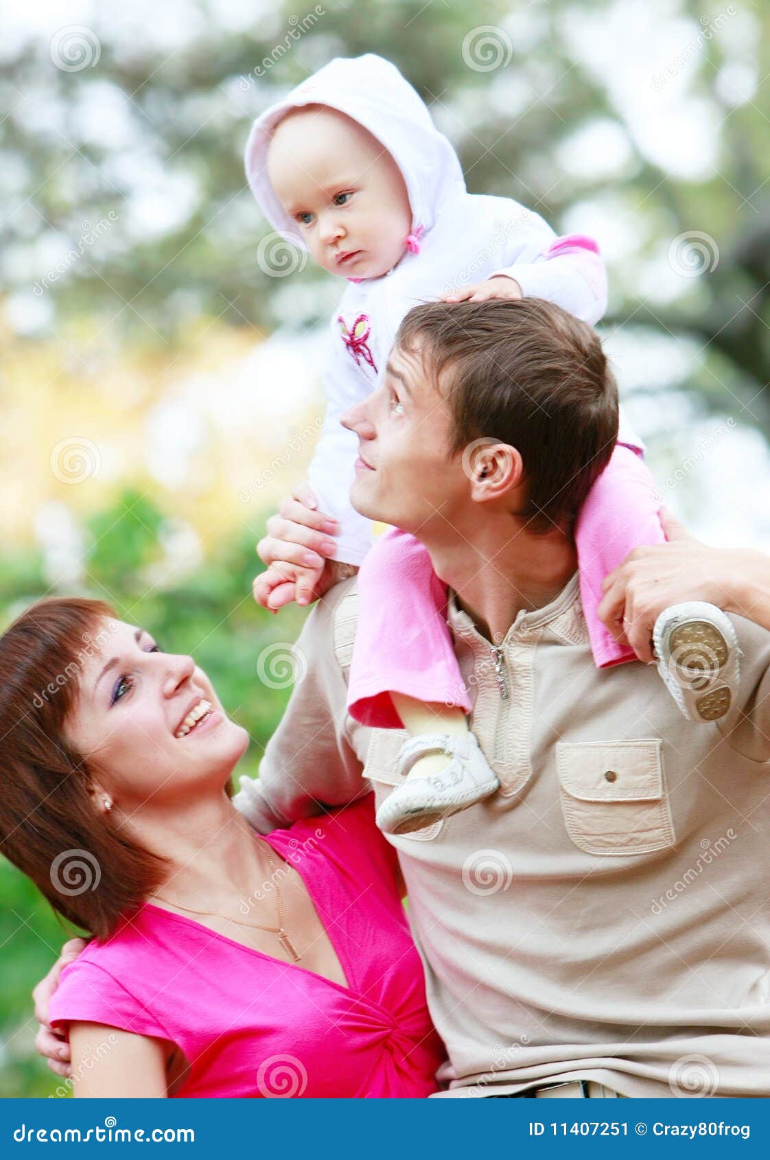 Familia feliz imagen de archivo. Imagen de bosque, retrato - 11407251