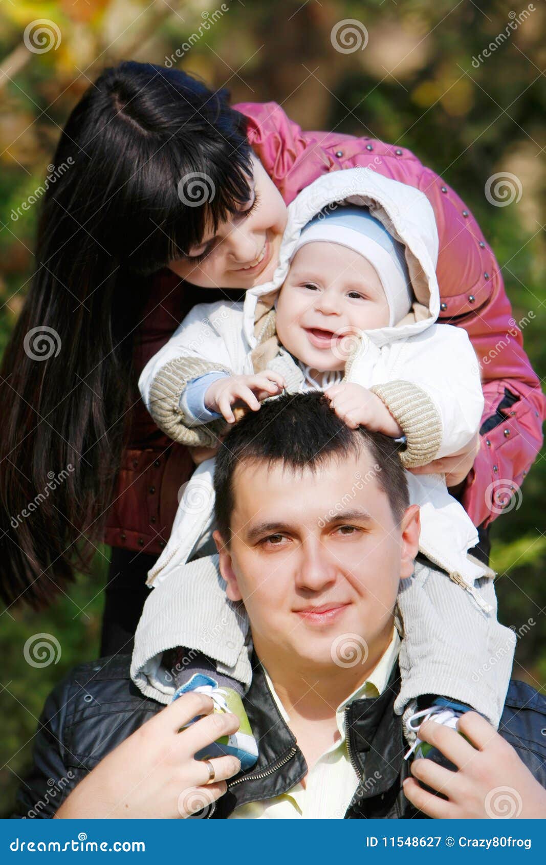 Familia feliz imagen de archivo. Imagen de asimiento - 11548627