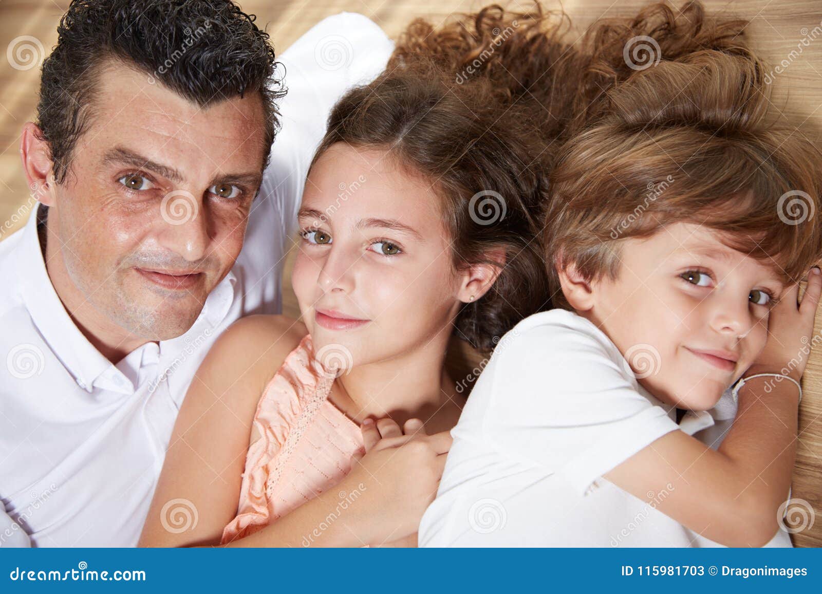 Familia feliz imagen de archivo. Imagen de suelo, hijo - 115981703