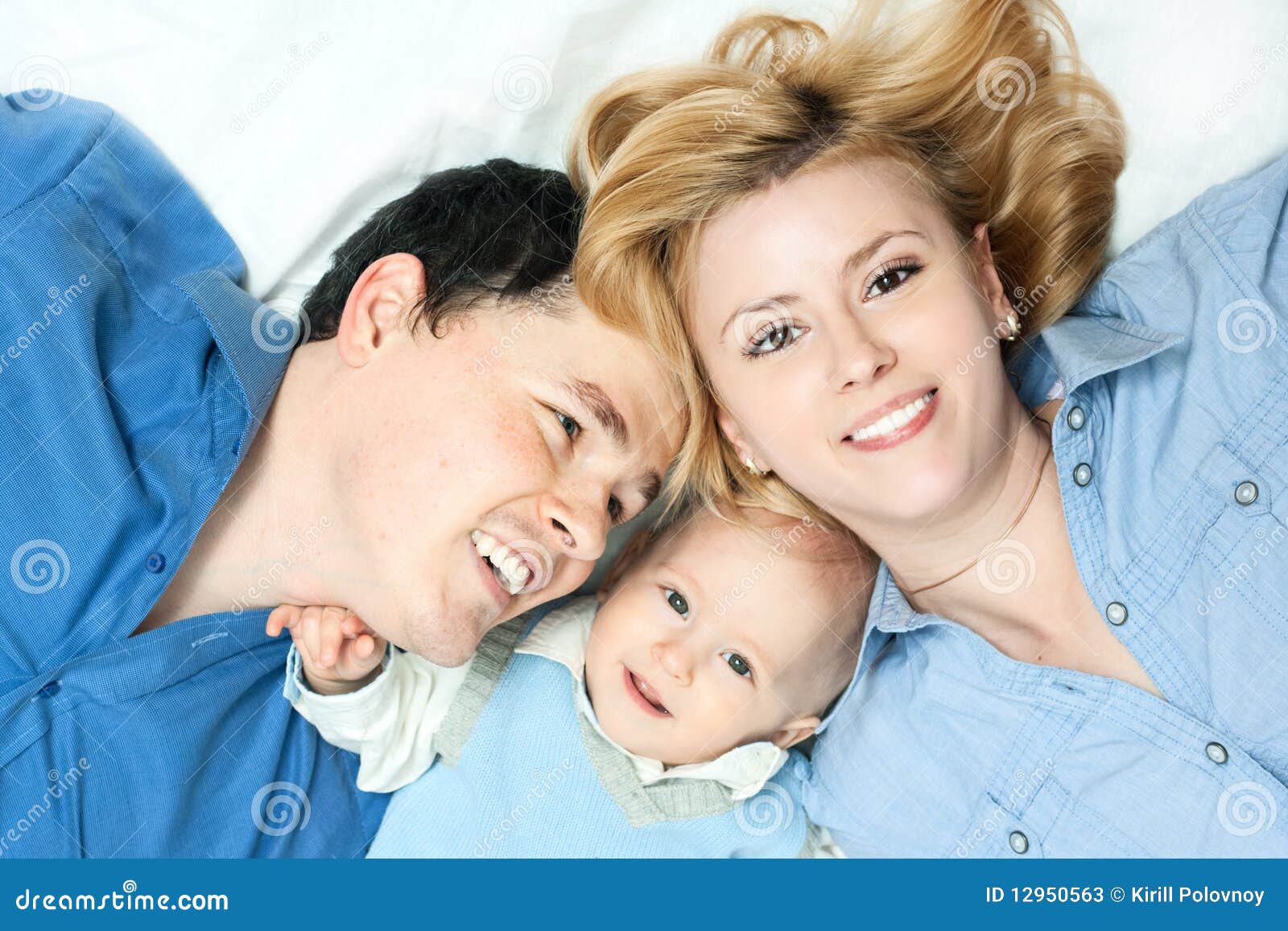 Familia feliz imagen de archivo. Imagen de familia, poco - 12950563