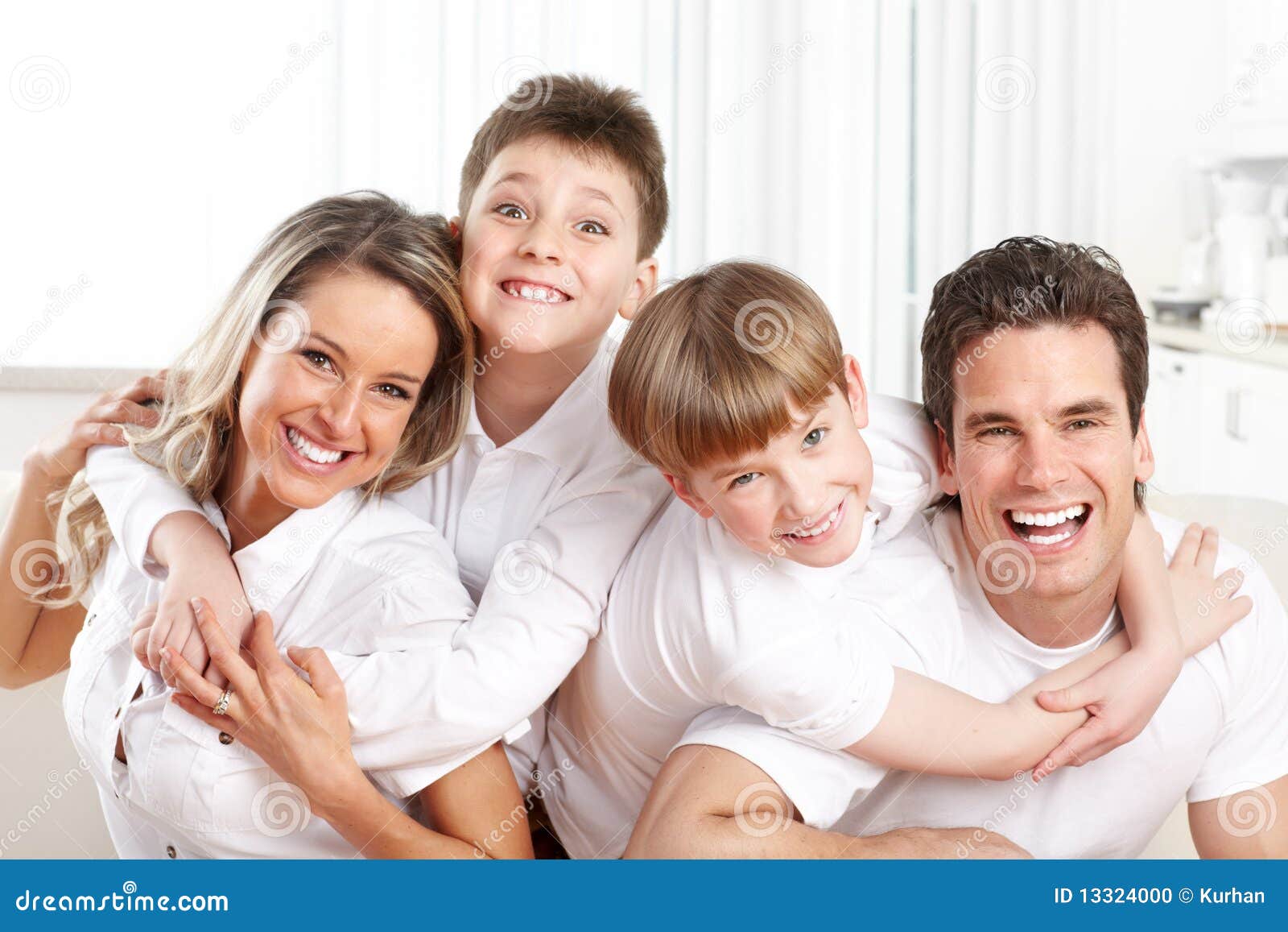 Familia feliz foto de archivo. Imagen de casa, madre - 13324000