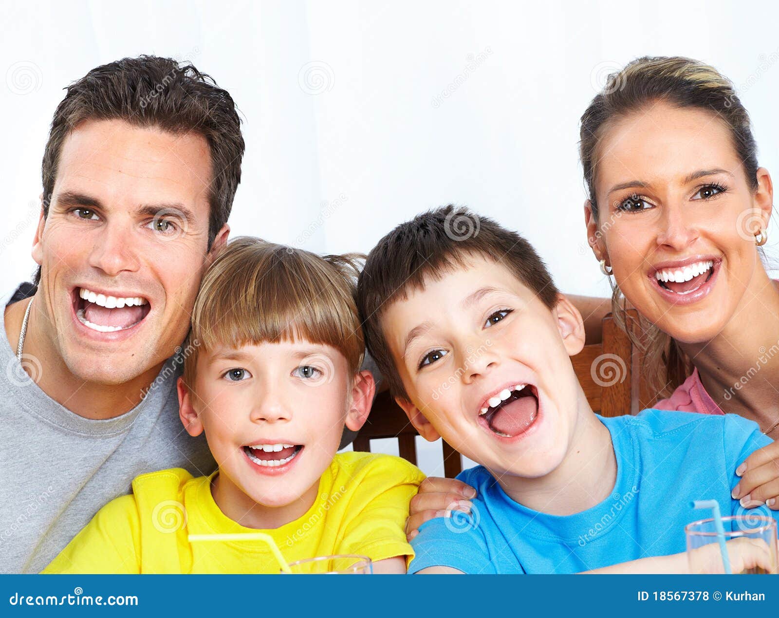 Familia feliz. foto de archivo. Imagen de sonrisa, aislante - 18567378