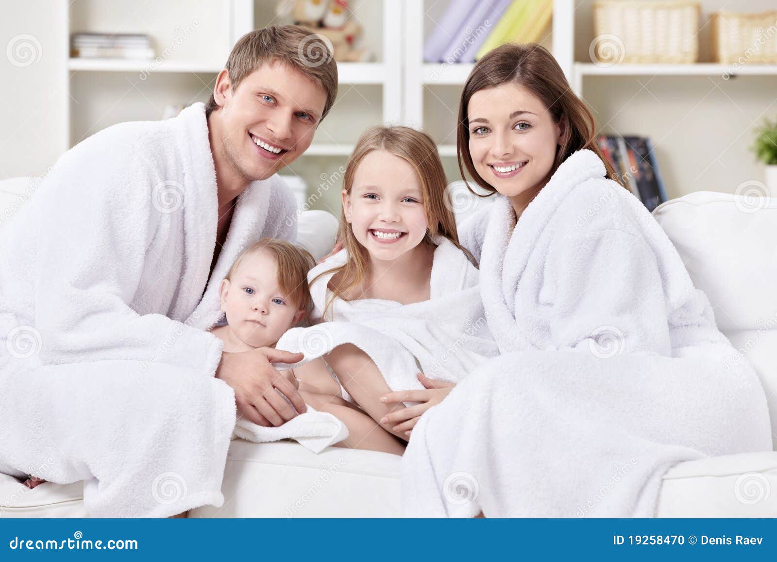 Familia feliz foto de archivo. Imagen de padre, cuatro - 19258470
