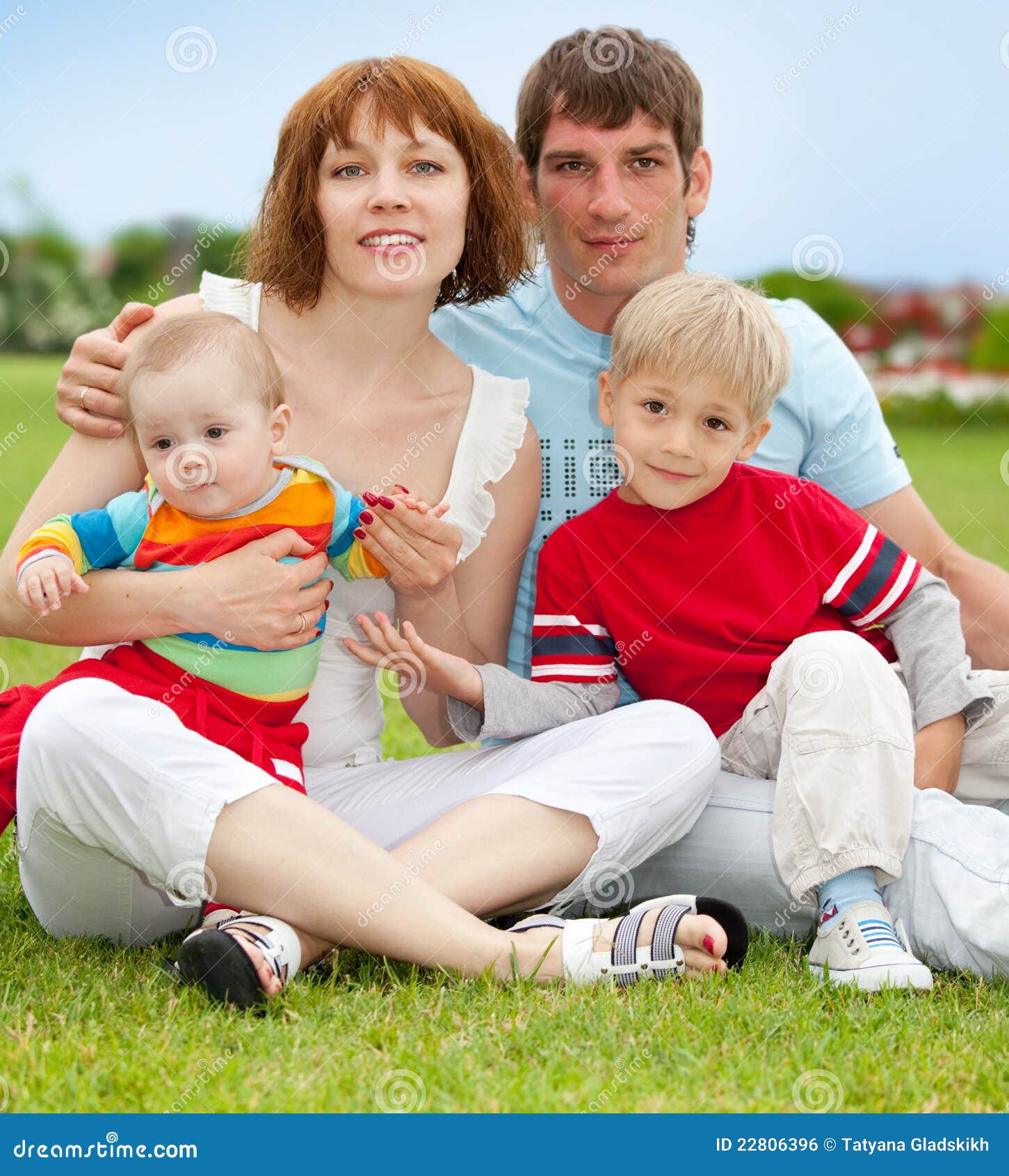 Familia feliz foto de archivo. Imagen de retrato, felicidad - 22806396