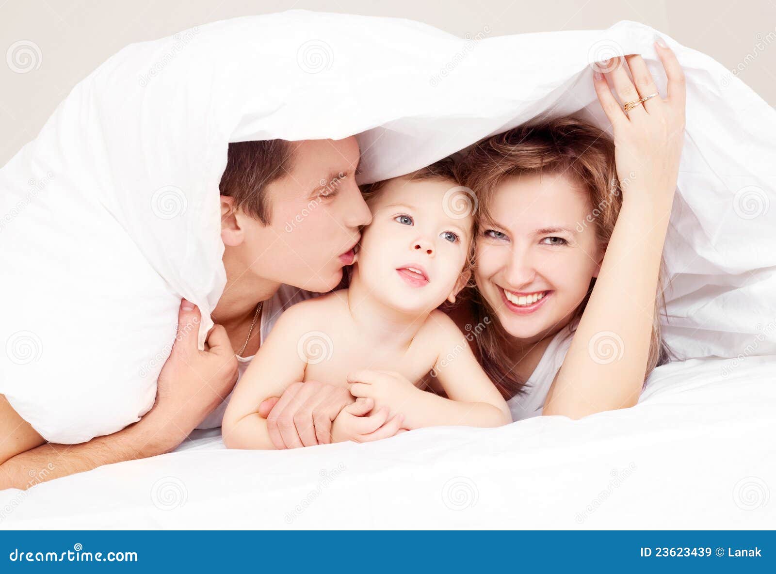 Familia feliz imagen de archivo. Imagen de casa, bebé - 23623439