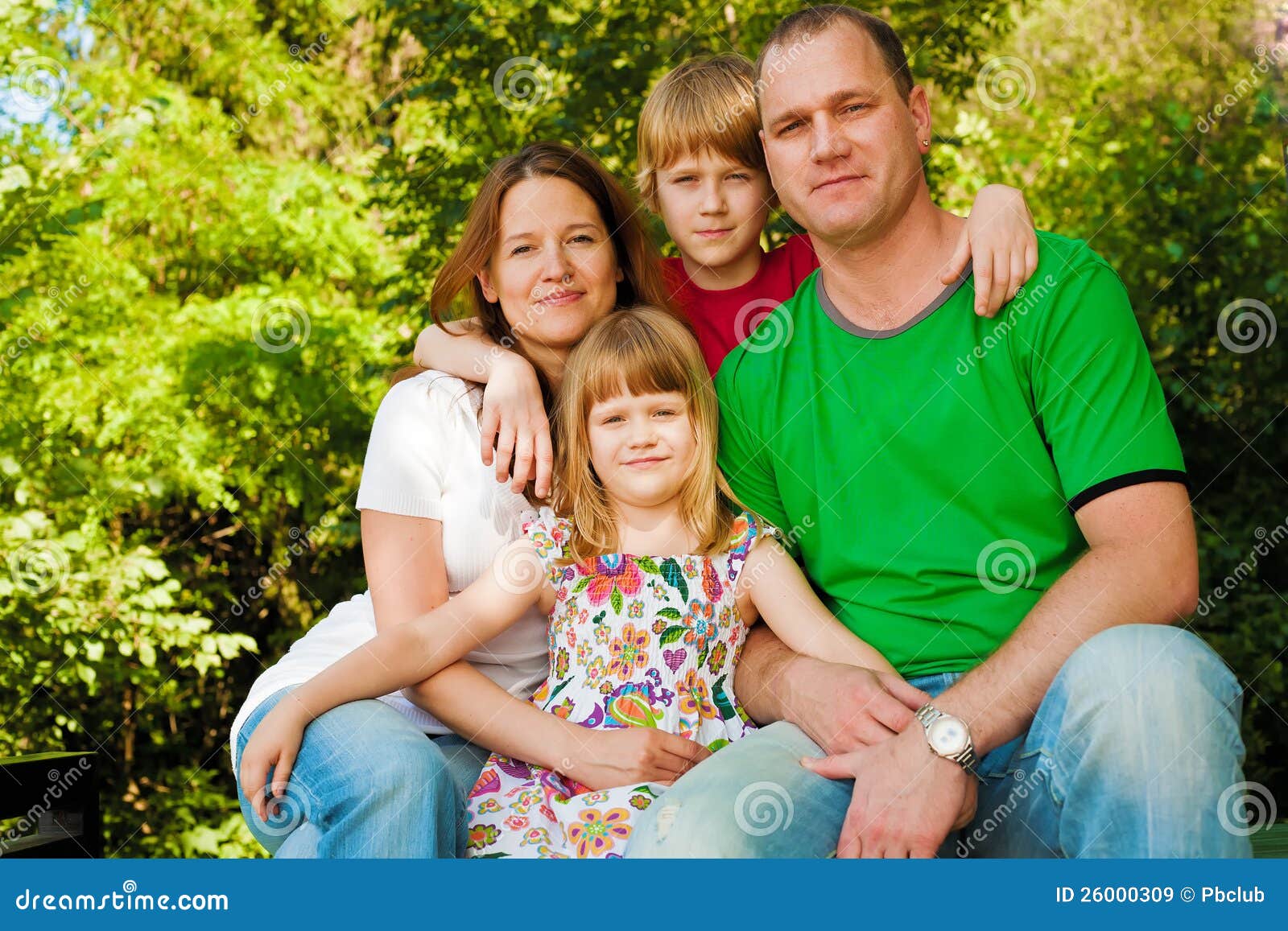 Familia feliz imagen de archivo. Imagen de campo, exterior - 26000309