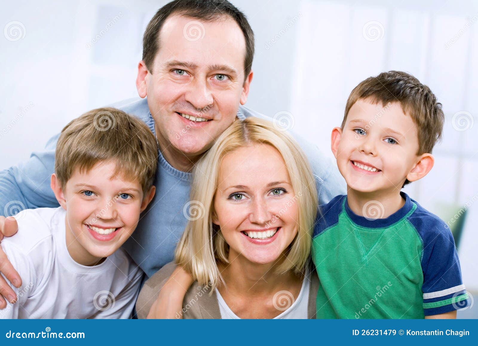 Familia feliz imagen de archivo. Imagen de sitio, mama - 26231479