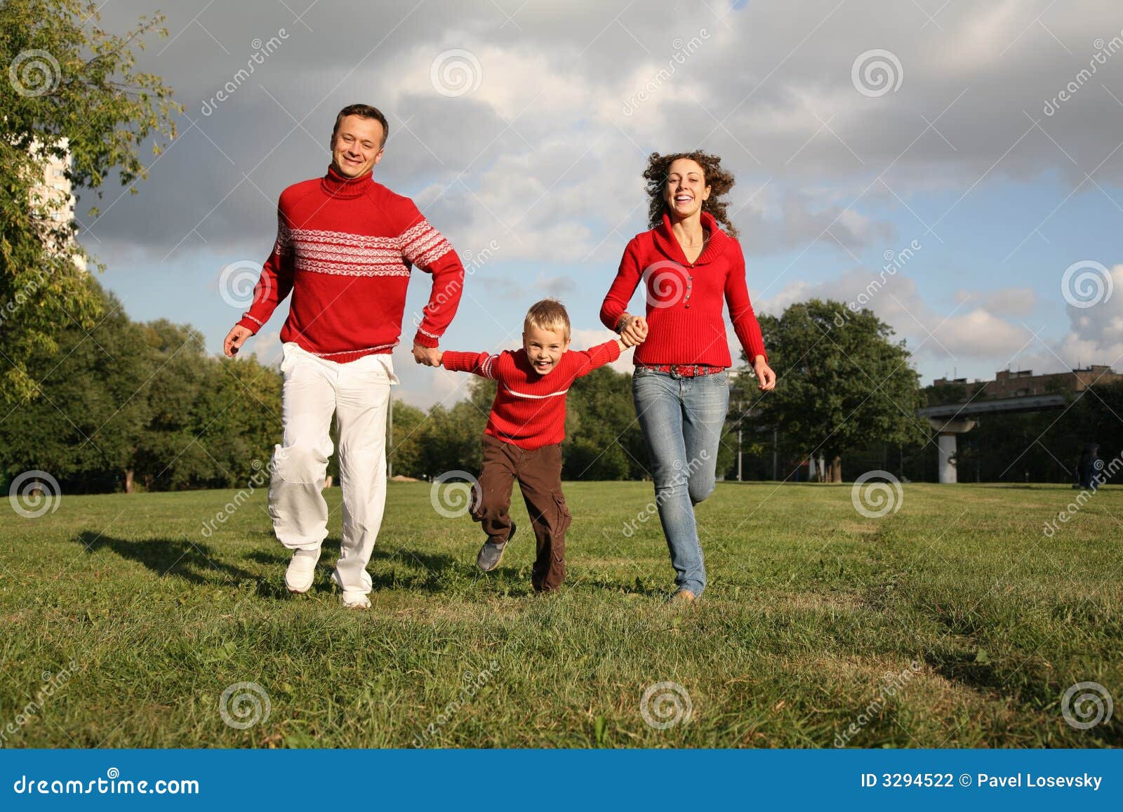 Familia feliz foto de archivo. Imagen de amor, prado, sano - 3294522