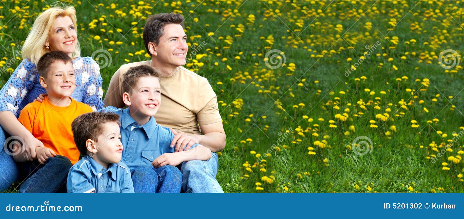 Familia feliz foto de archivo. Imagen de parque, verde - 5201302