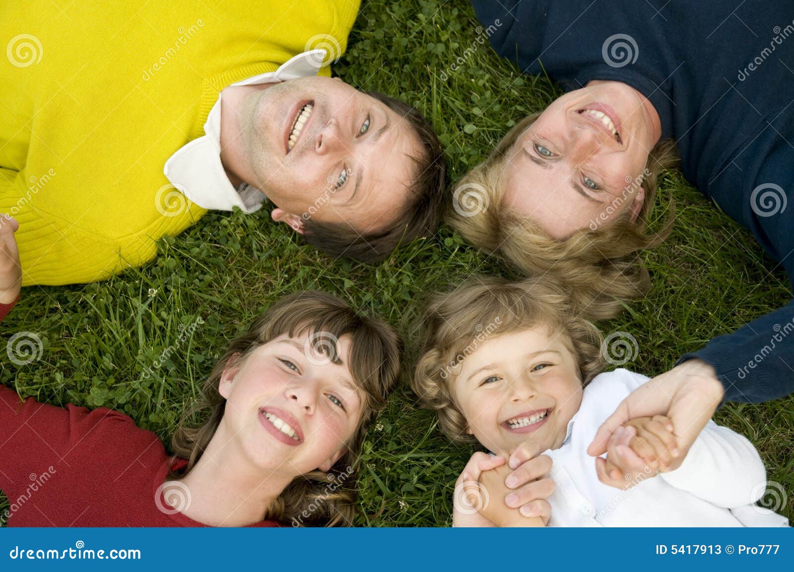 Familia feliz imagen de archivo. Imagen de lifestyles - 5417913