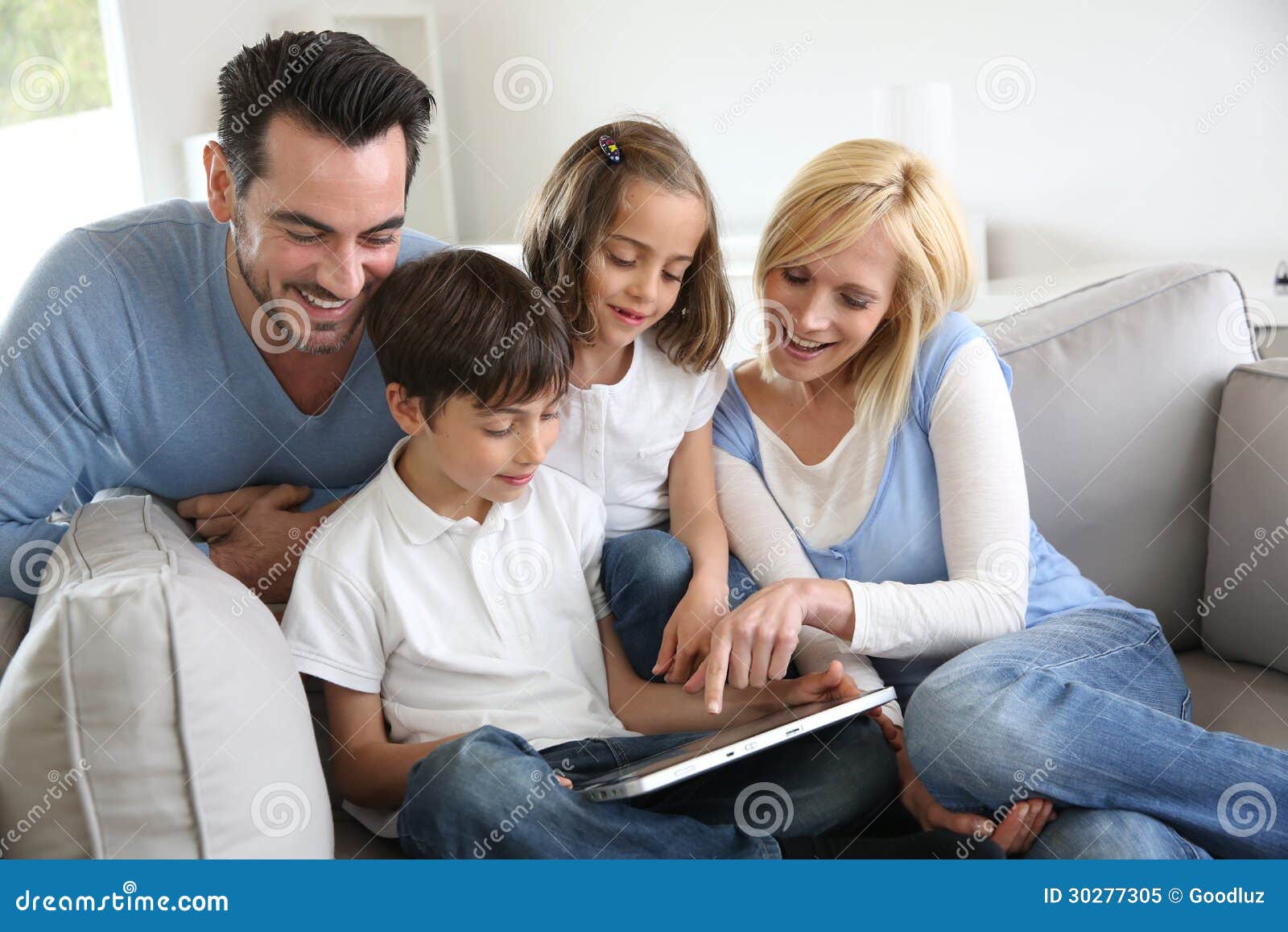 Familia Feliz Conectada En Internet Imagen de archivo - Imagen de ...