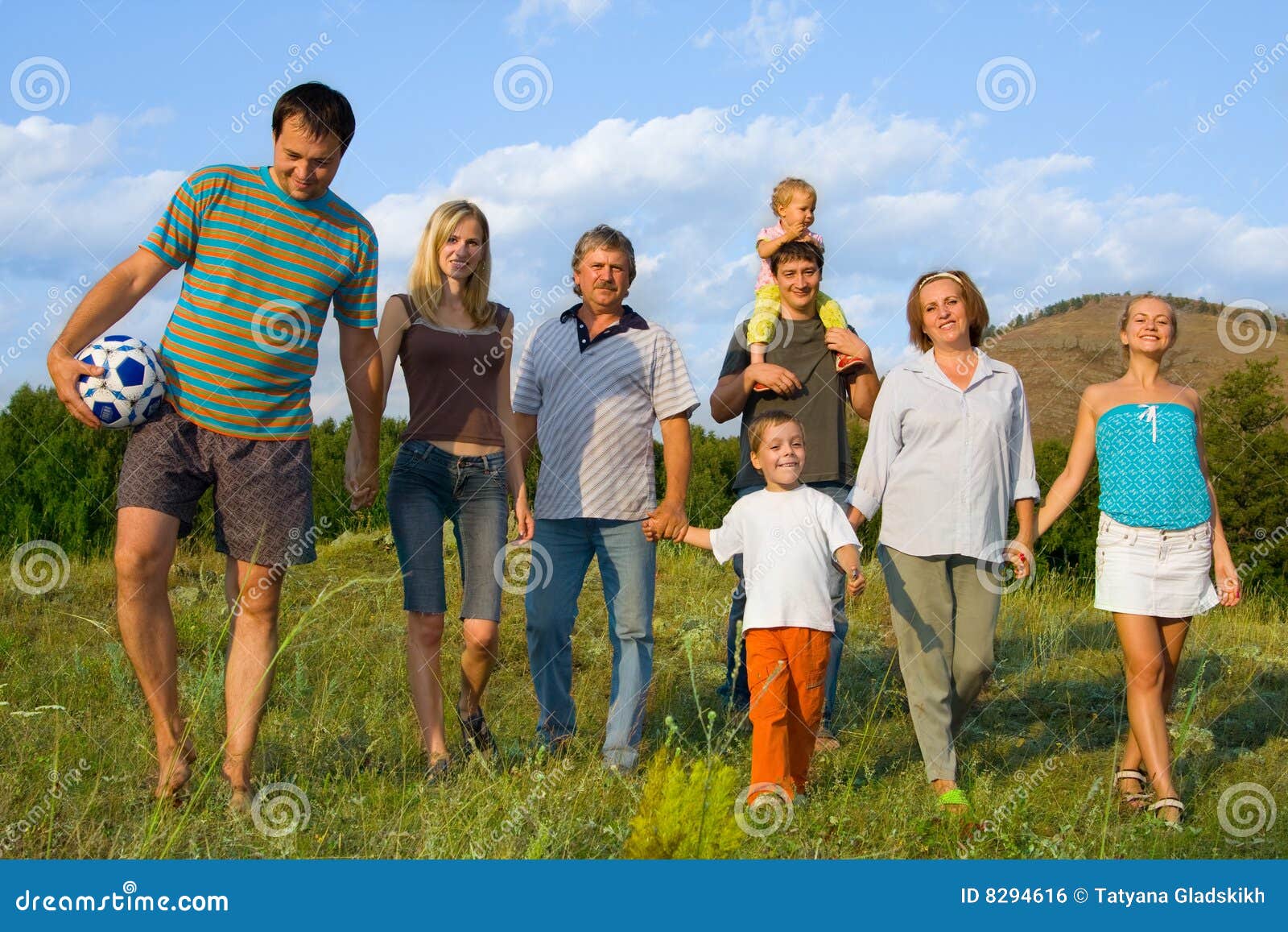 Familia Grande Feliz En La Naturaleza Foto de archivo - Imagen de ... Familia Grande Feliz En La Naturaleza Foto de archivo - Imagen de ...