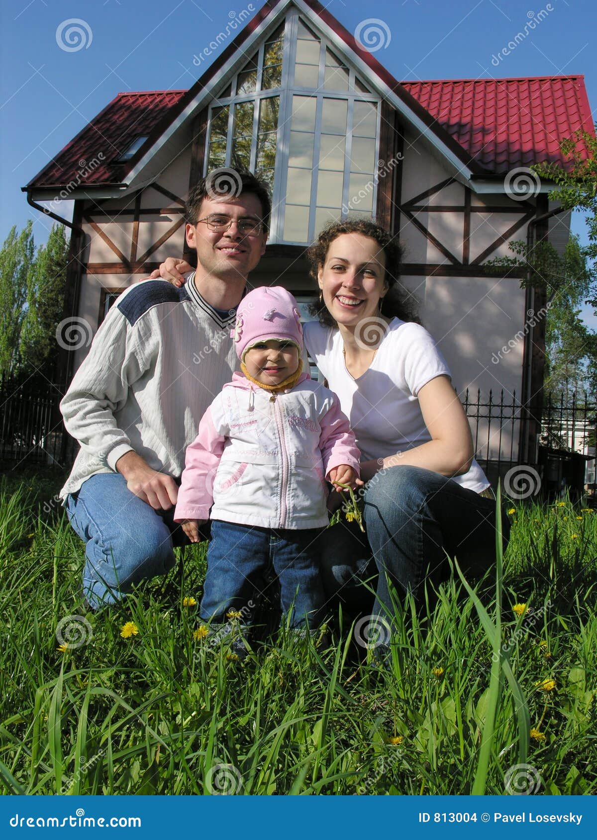 Familia. hogar foto de archivo. Imagen de cielo, feliz - 813004