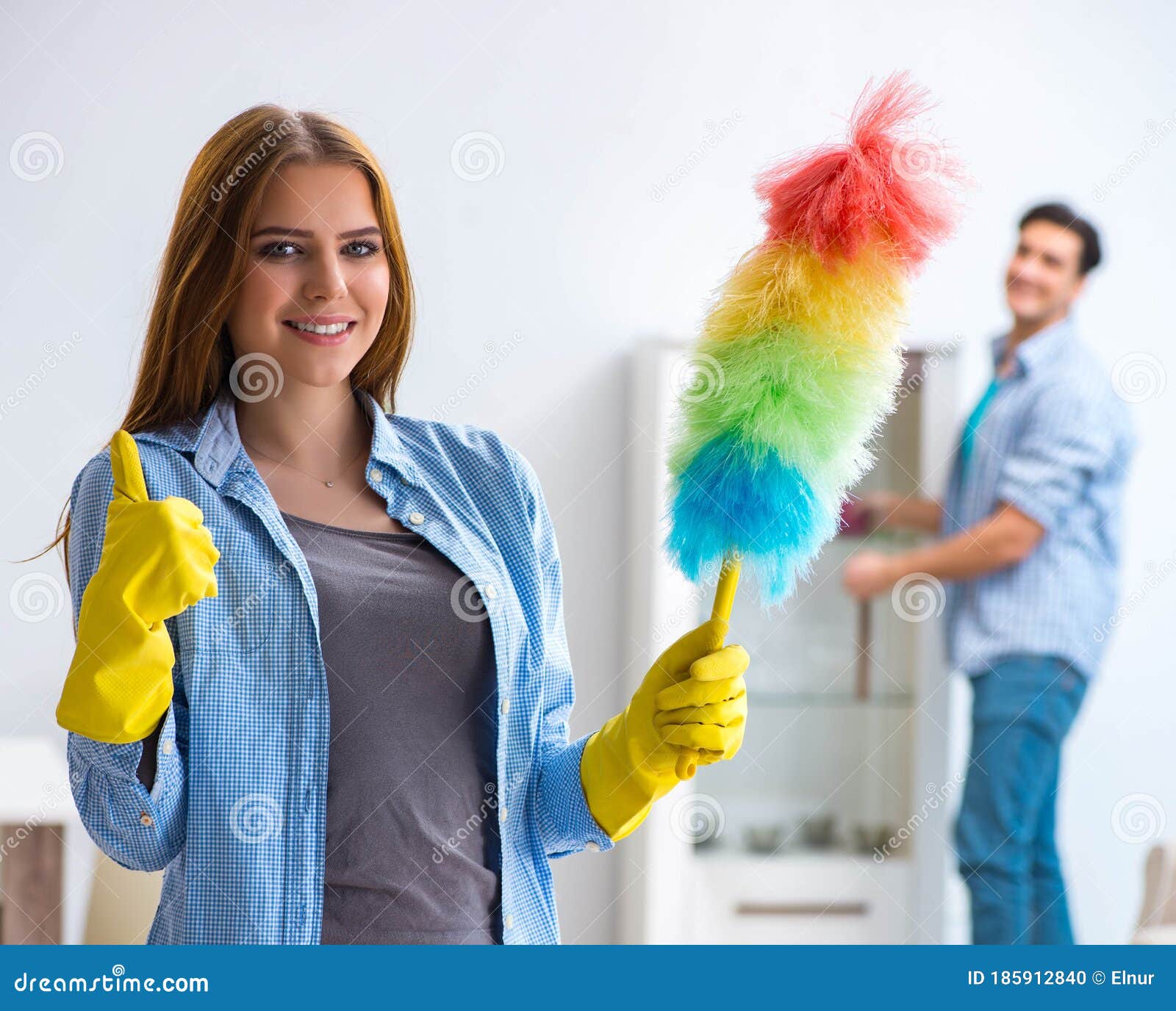 Familia Joven Limpiando La Casa Foto de archivo - Imagen de marido ...