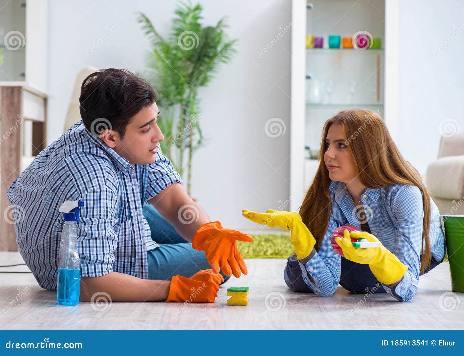 Familia Joven Limpiando La Casa Imagen de archivo - Imagen de sucio ...
