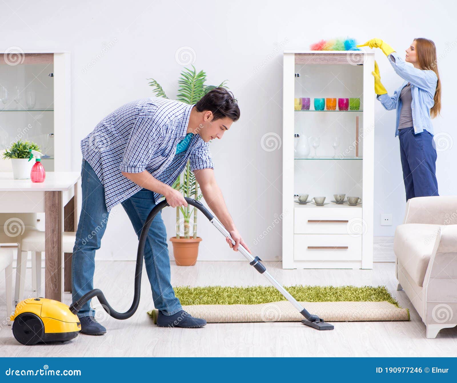 Familia Joven Limpiando La Casa Foto de archivo - Imagen de familia ...