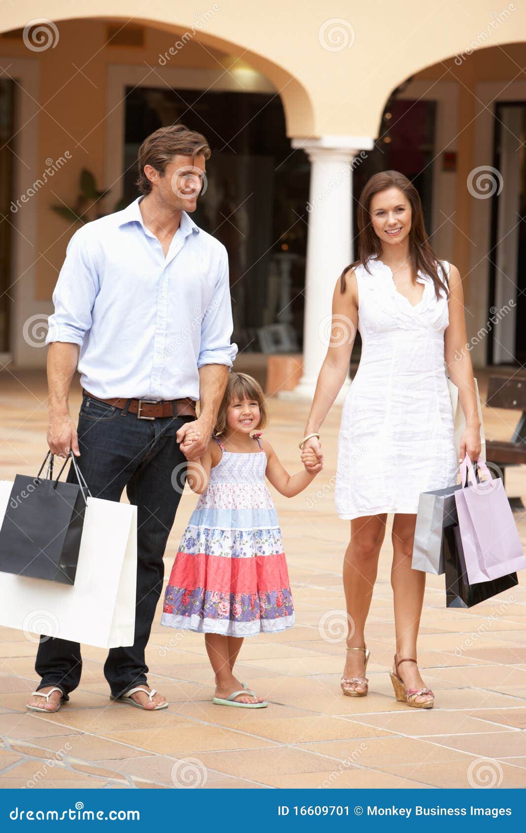 Familia Joven Que Disfruta De Viaje De Las Compras Imagen de archivo ... Familia Joven Que Disfruta De Viaje De Las Compras Imagen de archivo ...