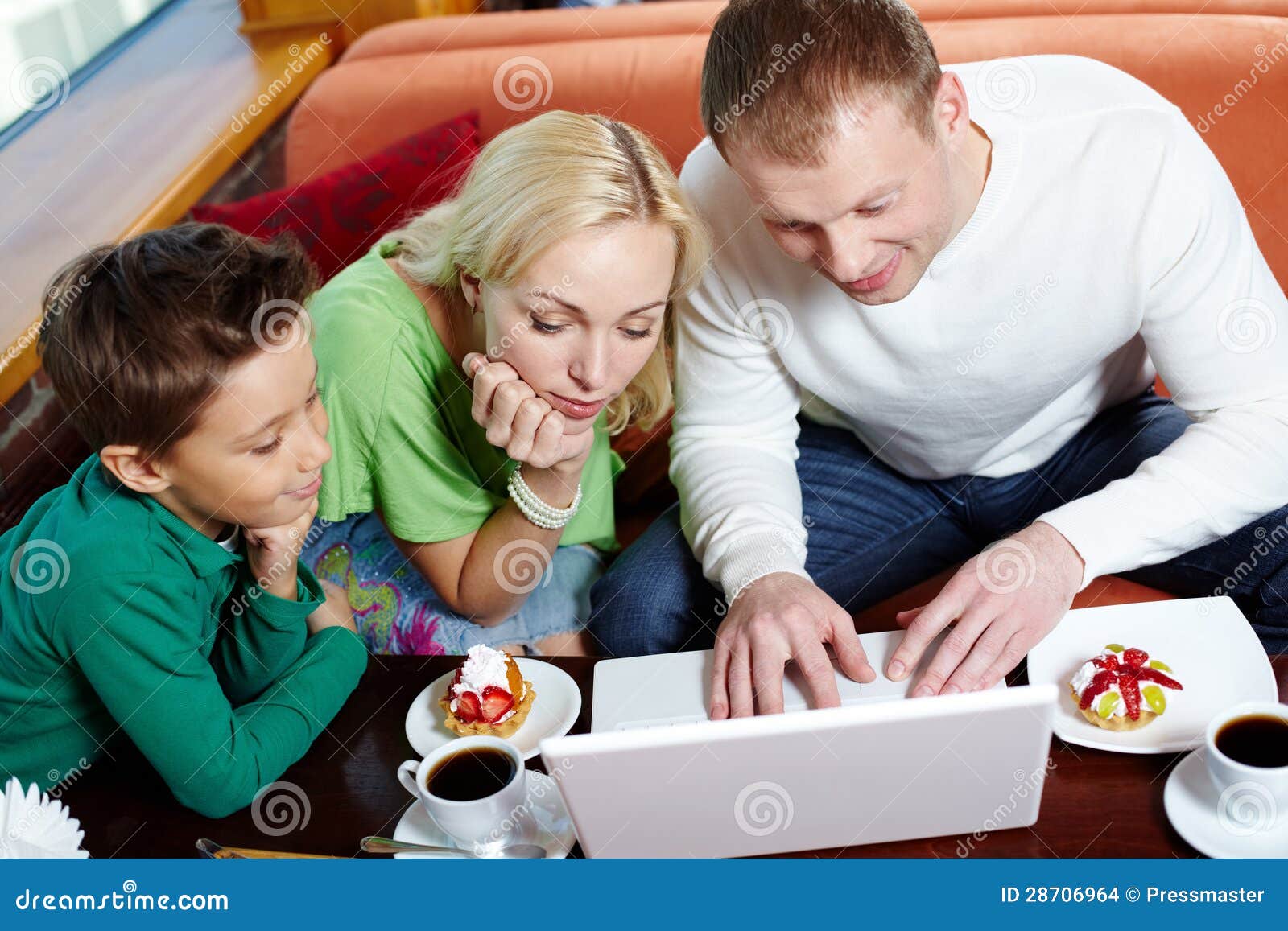 Familia Moderna Imagenes de archivo - Imagen: 28706964