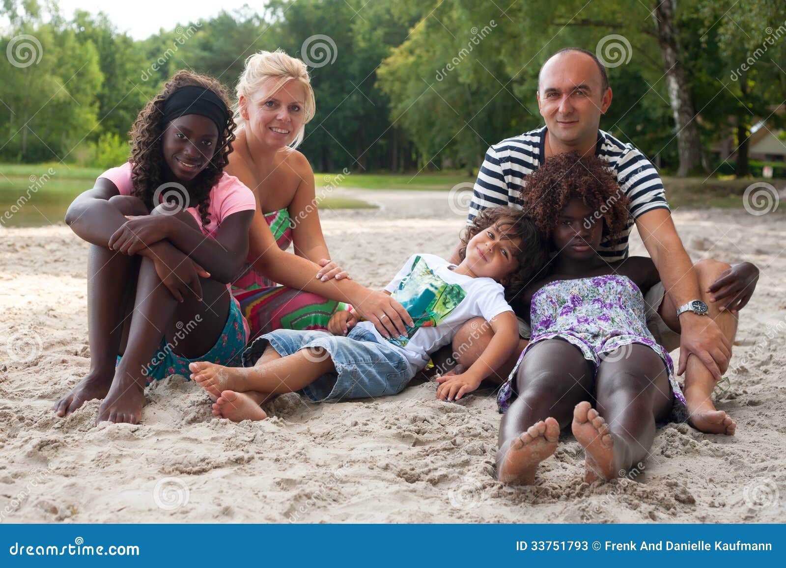Familia Multicultural En La Playa Imagen de archivo - Imagen de alegre ...